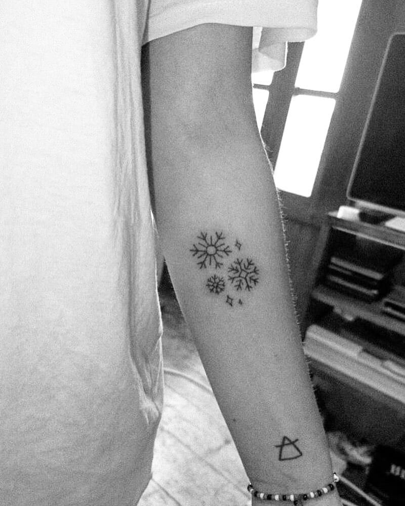50+ Unique Snowflake Tattoo Concepts for Delicate Beauty - Psycho Tats