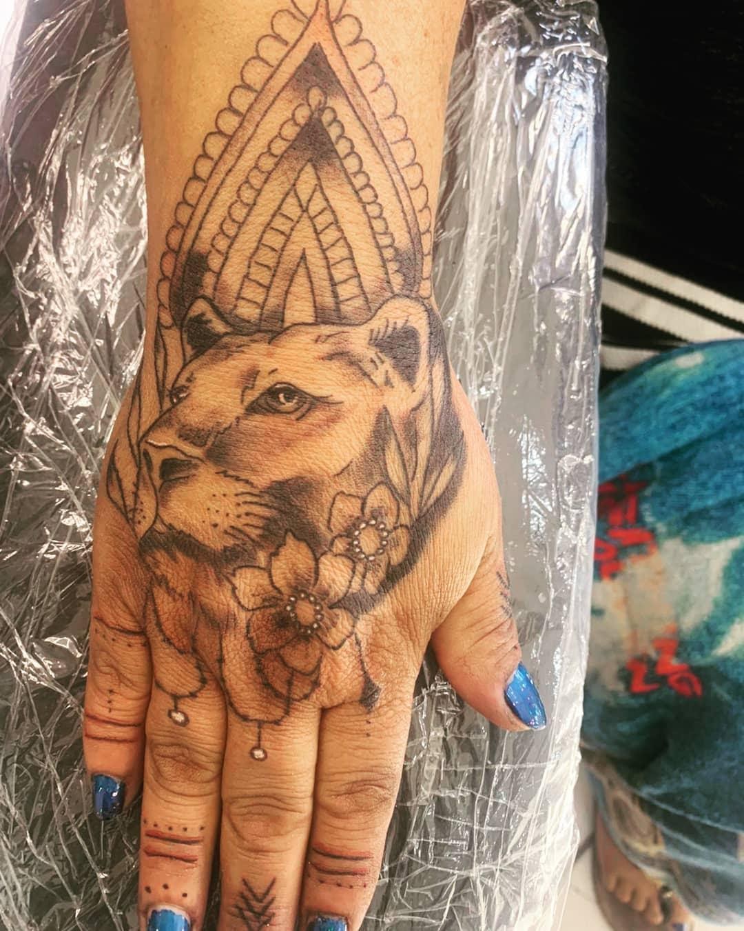 79+Cute And Attractive Hand Tattoo Ideas Girls Can’t Resist To Get ...