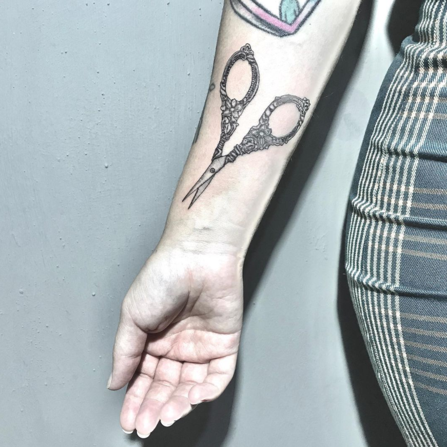 23 Amazing Hair Stylist Tattoo Styles And Ideas - Psycho Tats