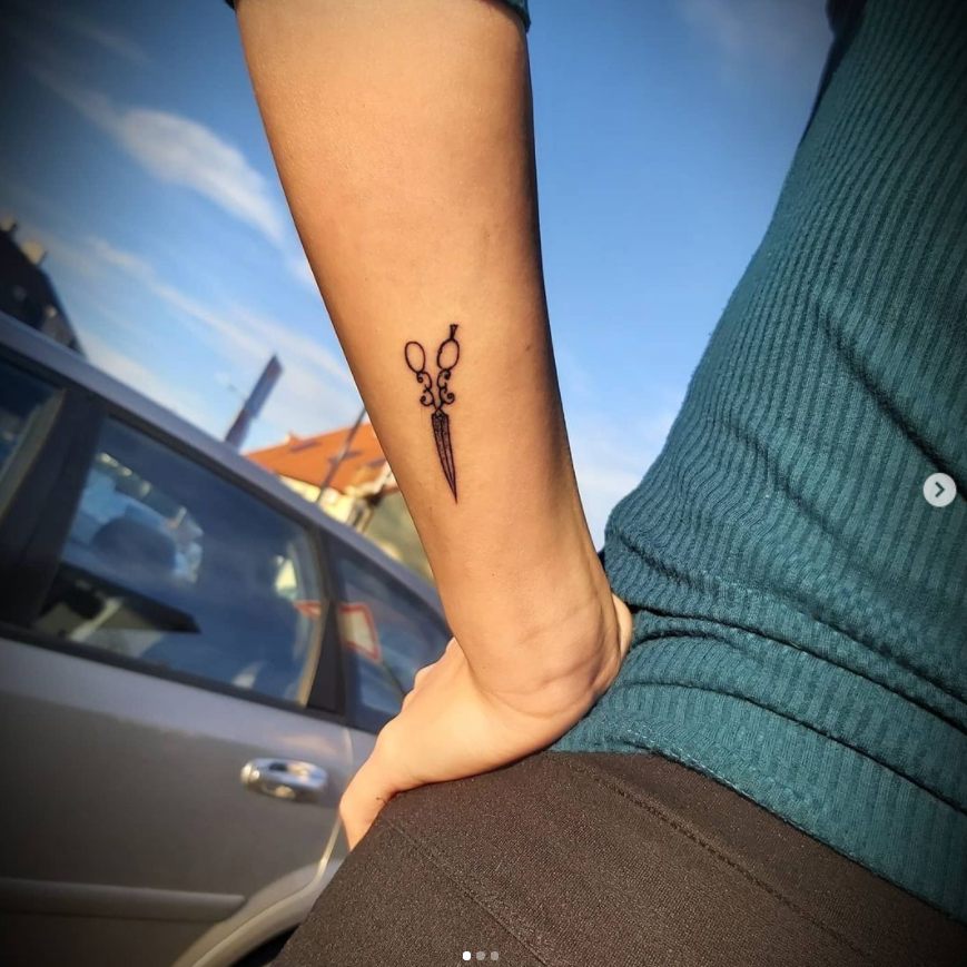 23 Amazing Hair Stylist Tattoo Styles And Ideas - Psycho Tats