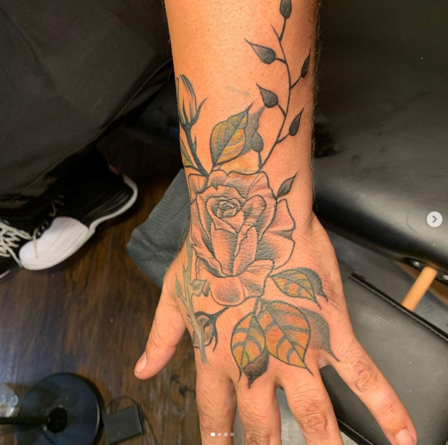 56 Adorable Hand Tattoos Featuring Nature’s Floral Elegance - Psycho Tats
