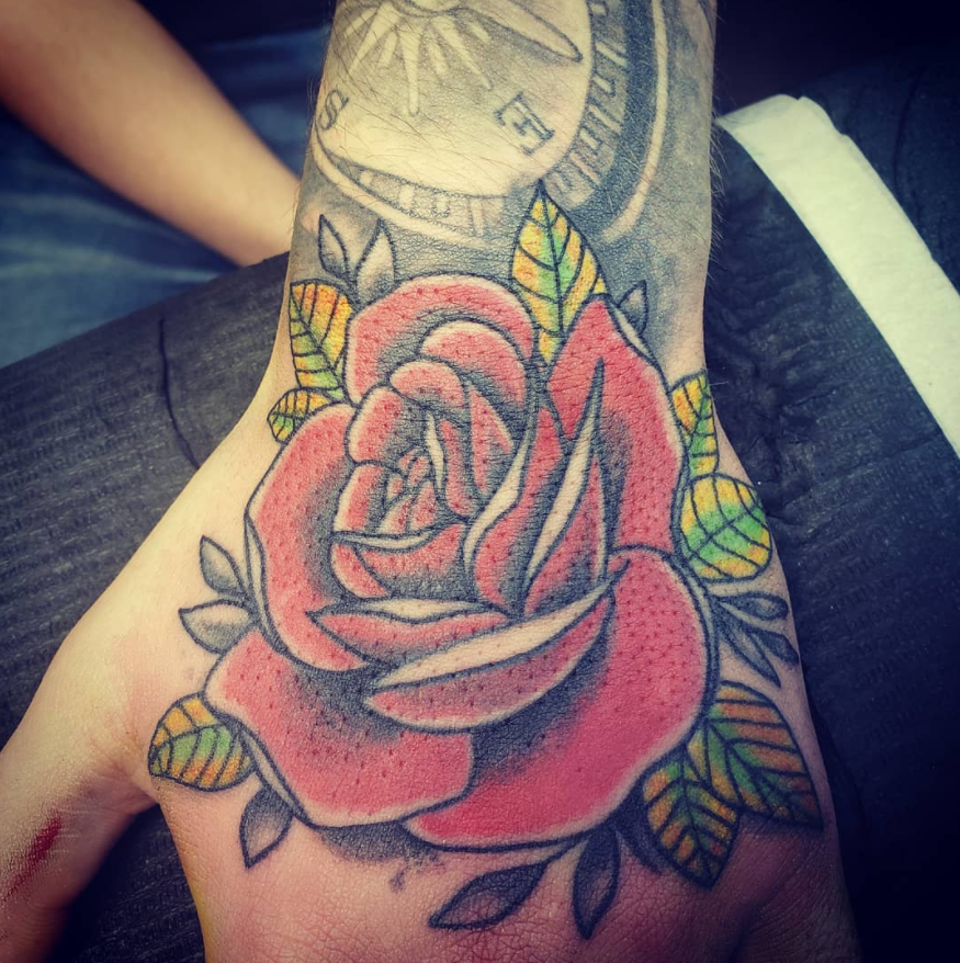 56 Adorable Hand Tattoos Featuring Nature’s Floral Elegance - Psycho Tats