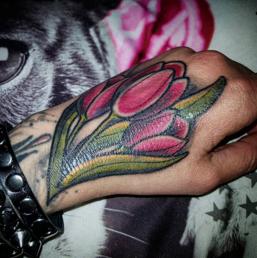 56 Adorable Hand Tattoos Featuring Nature’s Floral Elegance - Psycho Tats