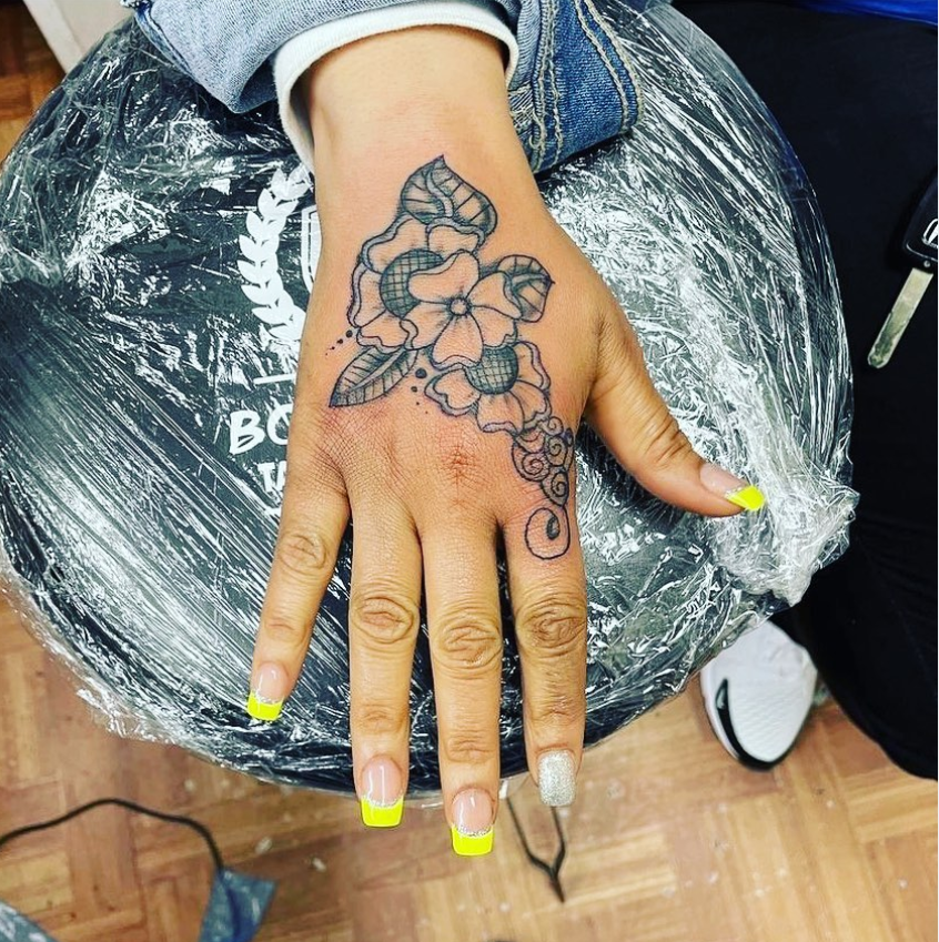 56 Adorable Hand Tattoos Featuring Nature’s Floral Elegance - Psycho Tats