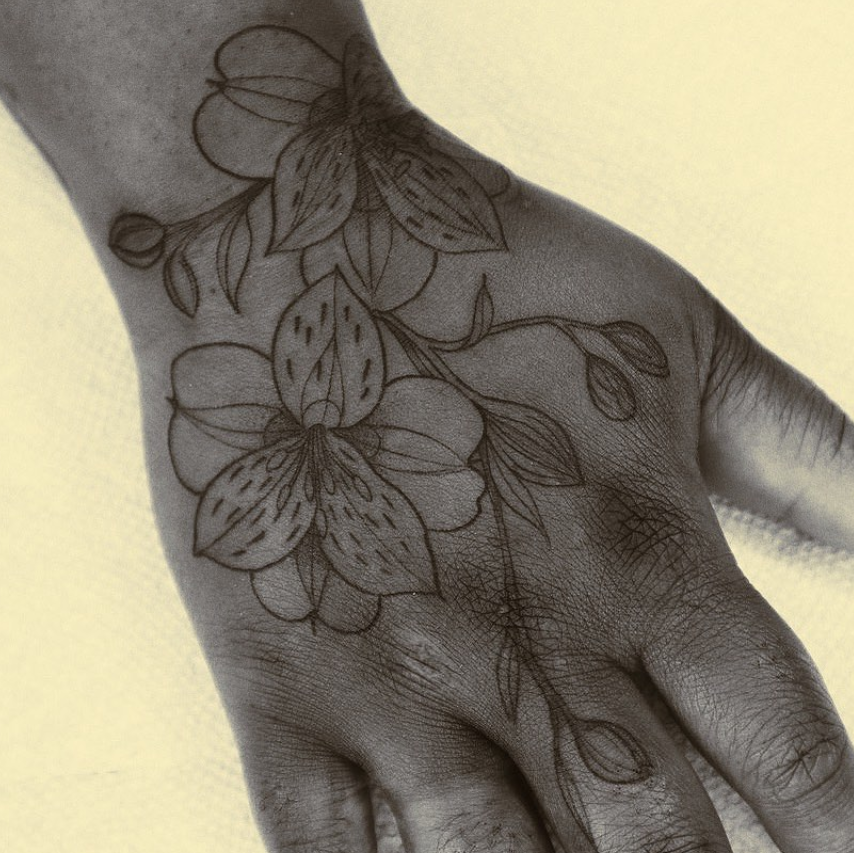 56 Adorable Hand Tattoos Featuring Nature’s Floral Elegance - Psycho Tats