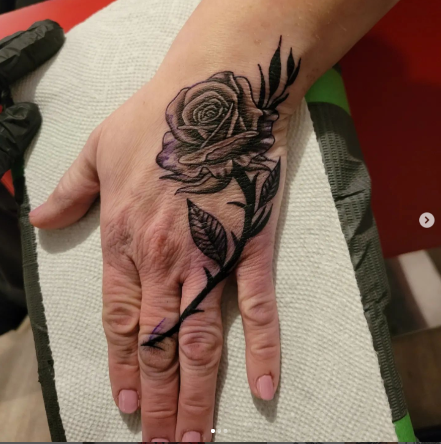 56 Adorable Hand Tattoos Featuring Nature’s Floral Elegance - Psycho Tats