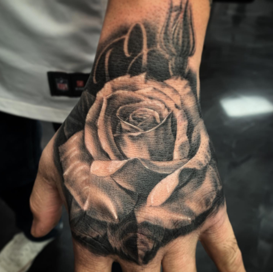 56 Adorable Hand Tattoos Featuring Nature’s Floral Elegance - Psycho Tats