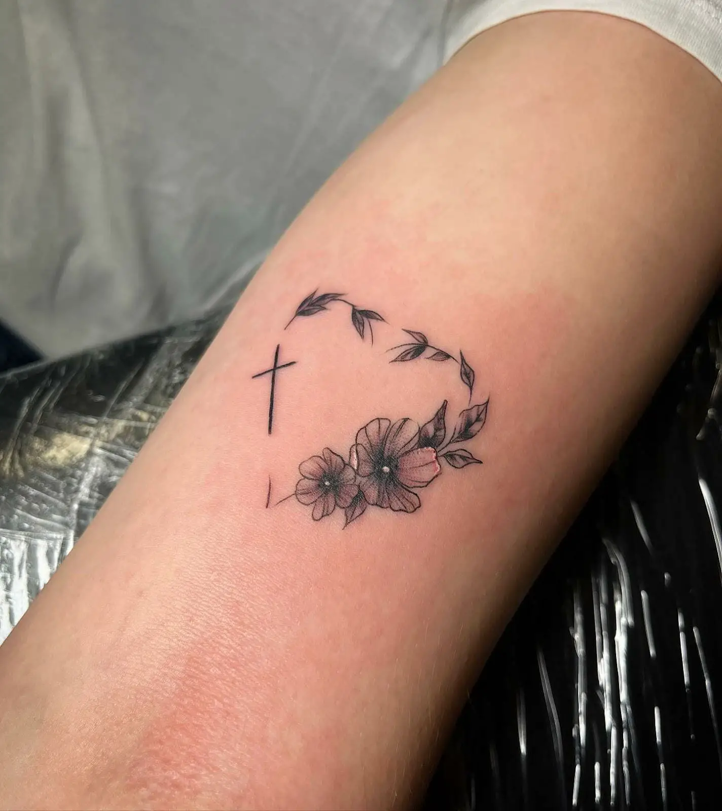 27 Beautiful Cross Tattoos for Tattoo Lovers - Psycho Tats