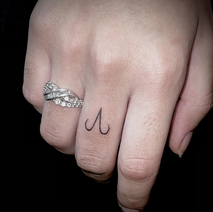 68 Classy and Glorious Finger Tattoos Ideas and Designs for Women ...