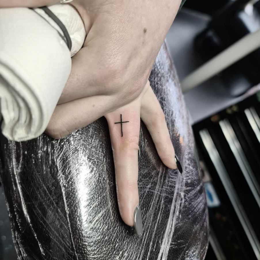 68 Classy and Glorious Finger Tattoos Ideas and Designs for Women ...