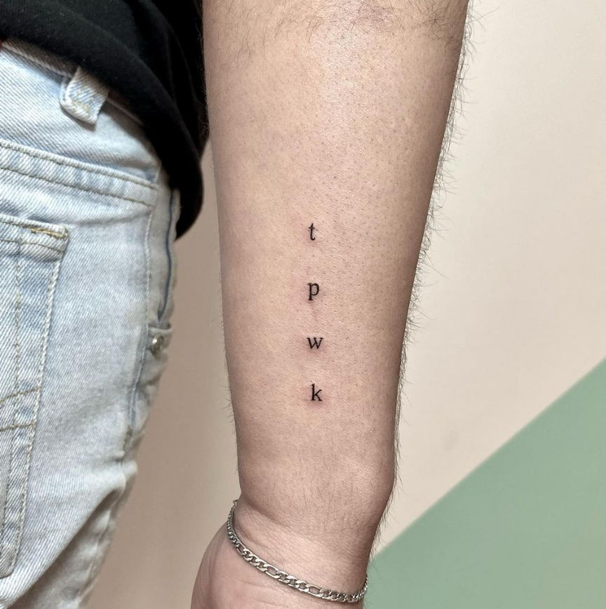 60 Beautiful Minimalistic Tattoo Ideas and Designs - Psycho Tats