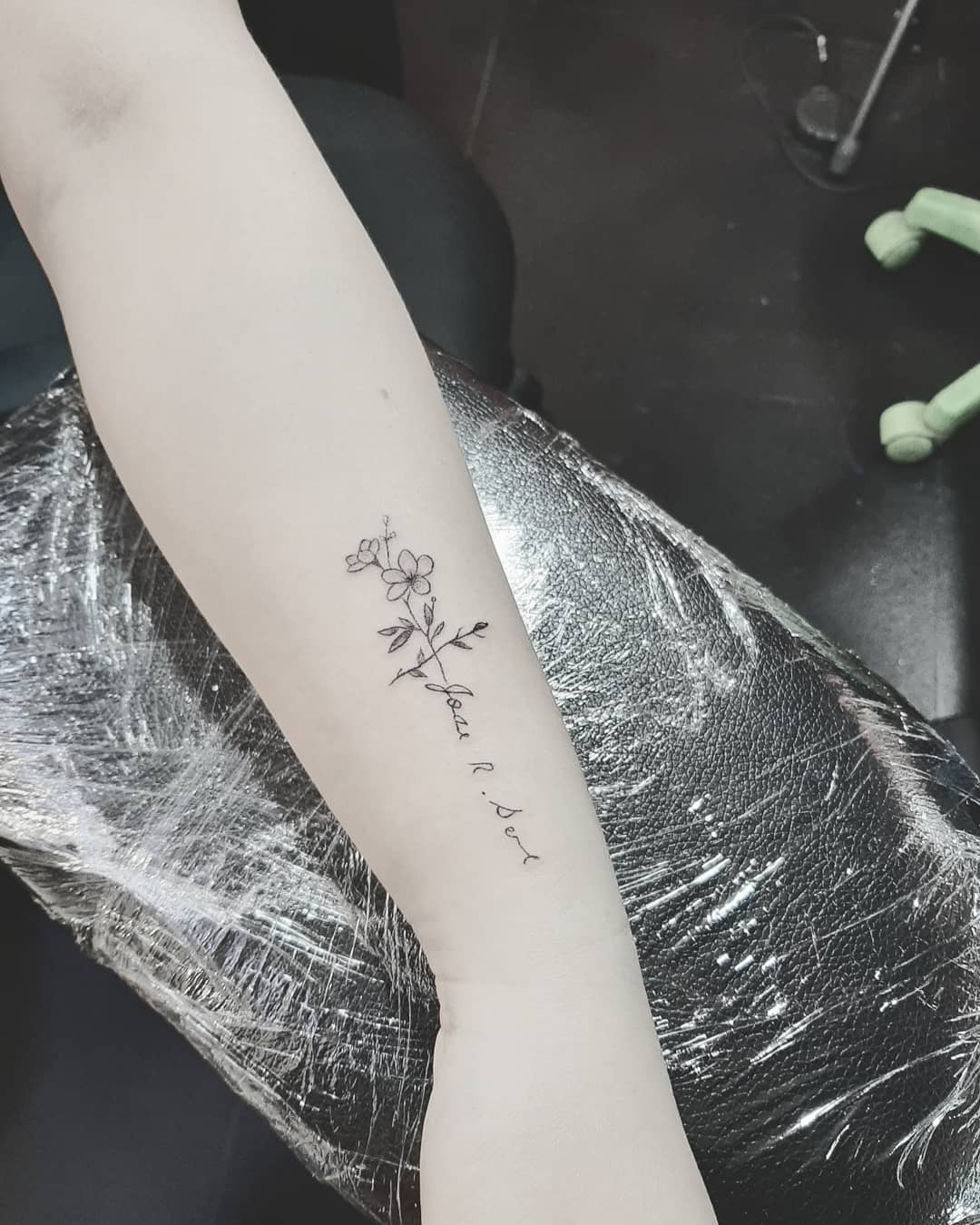 71 Captivating Name Tattoos for Your Wrist – Everlasting Impressions ...