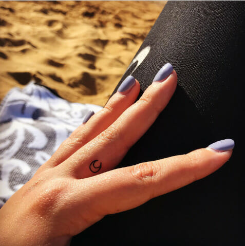 41 Elegant Finger Tattoos Women with its Meaning - Psycho Tats