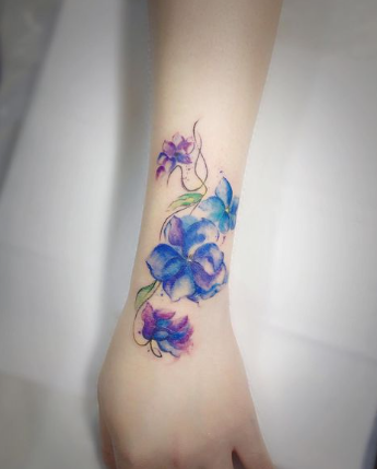 Beauty in Fluidity: Exploring the Meaning Behind Watercolor Flower ...