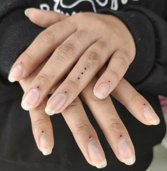 51 Tiny Finger Tattoo Ideas for Subtle Style Statements - Psycho Tats