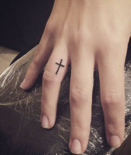 51 Tiny Finger Tattoo Ideas for Subtle Style Statements - Psycho Tats