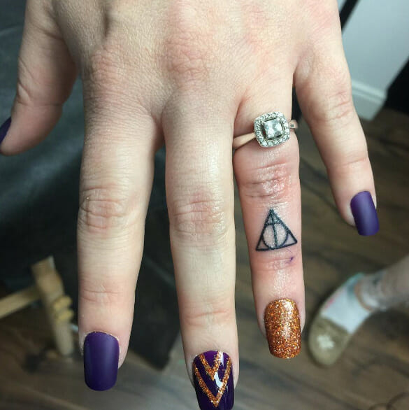 51 Tiny Finger Tattoo Ideas for Subtle Style Statements - Psycho Tats