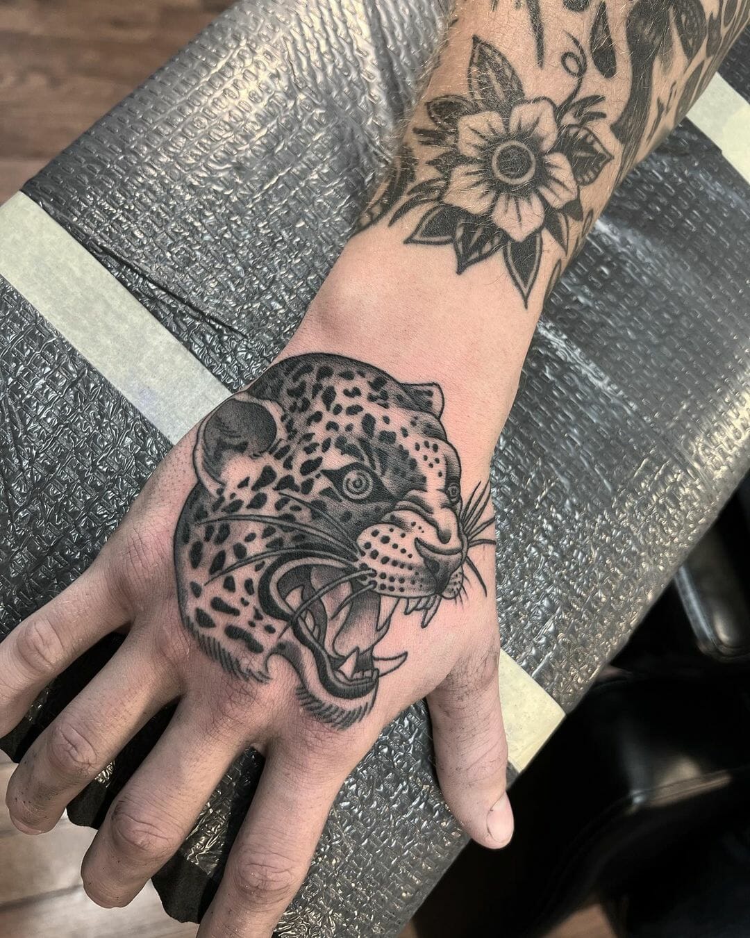 55 Men Badass Hand Tattoos- Defiant Symbols Of Masculinity And ...