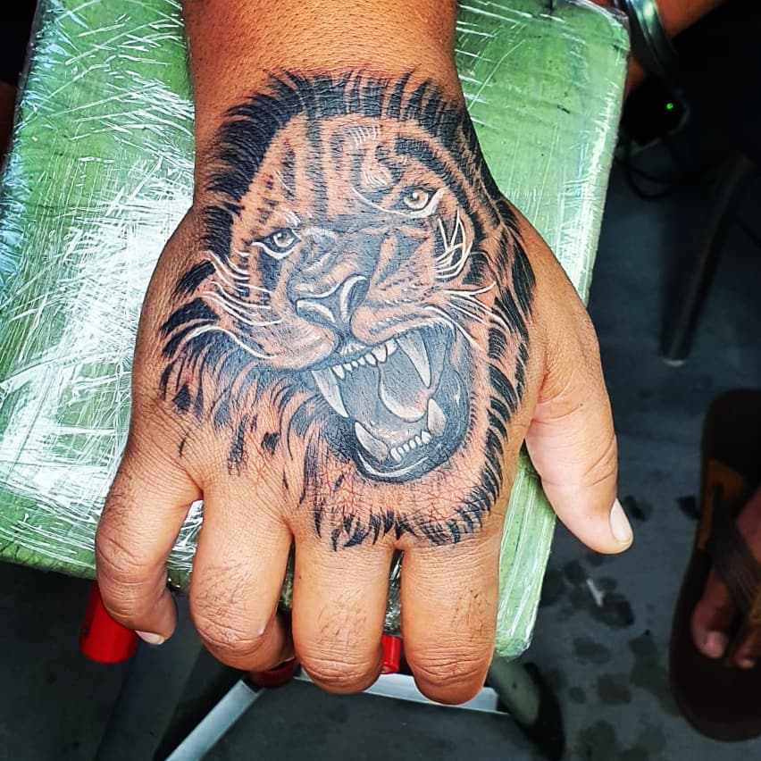 55 Men Badass Hand Tattoos- Defiant Symbols Of Masculinity And ...