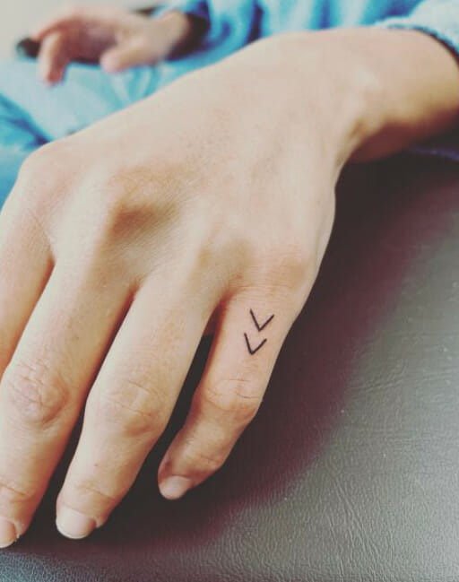 51 Tiny Finger Tattoo Ideas for Subtle Style Statements - Psycho Tats